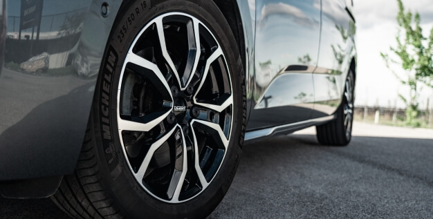 The DEZENT TV meets the VW T7 Multivan